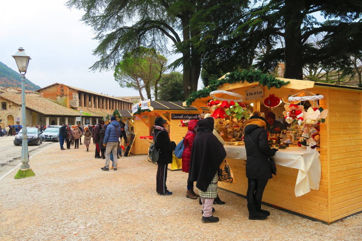Aria di Natale a Gubbio: l'albero di Natale più alto del mondo ...