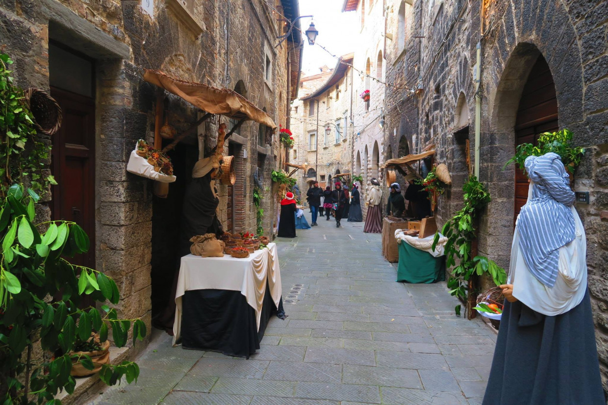 Aria di Natale a Gubbio: l'albero di Natale più alto del mondo ...