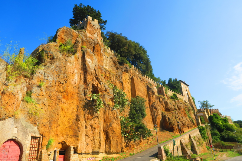 Ceri: piccolissimo borgo medievale eretto su una roccia di tufo ...
