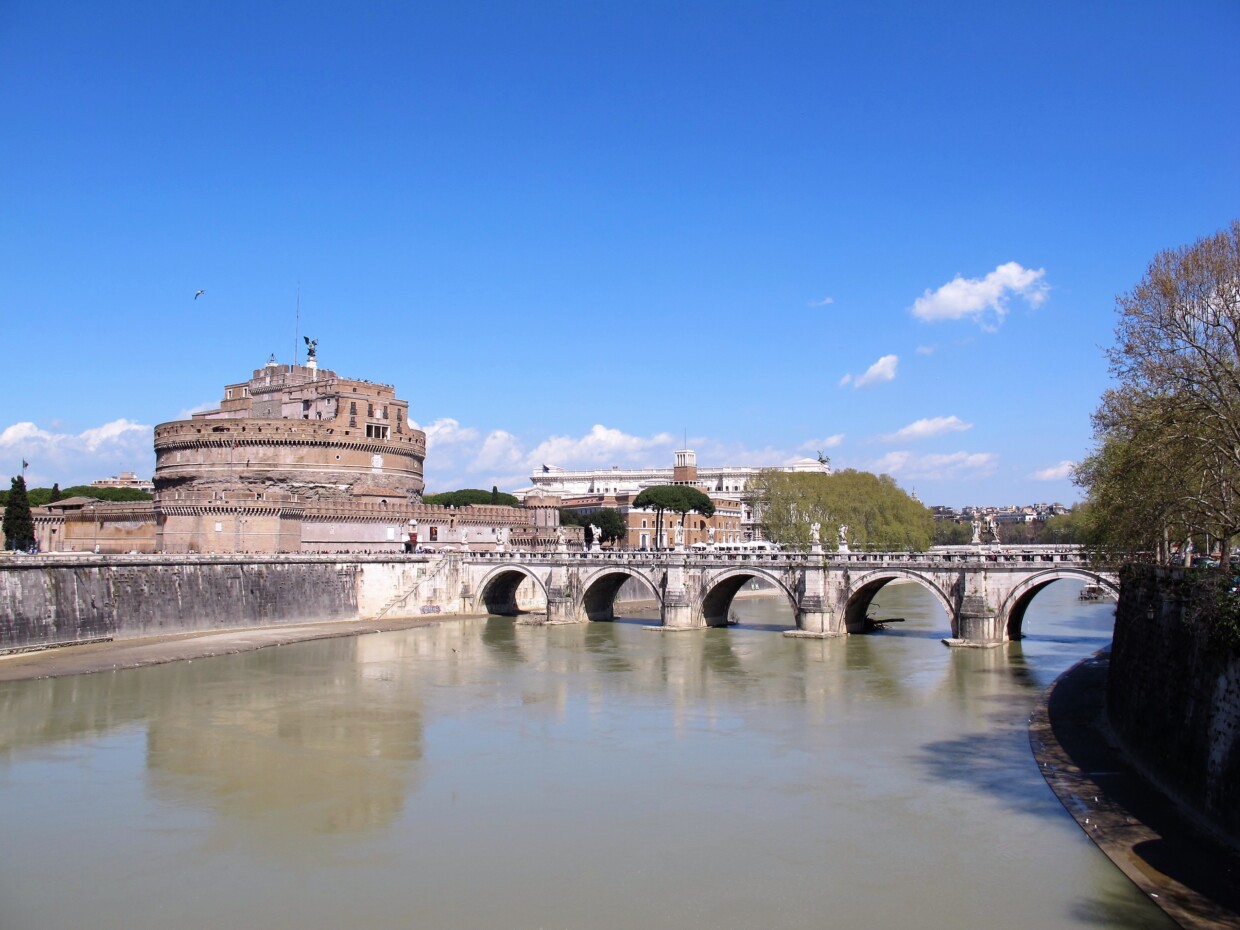Ponte Sant'Angelo: a piedi sul Tevere verso Castel Sant'Angelo ...