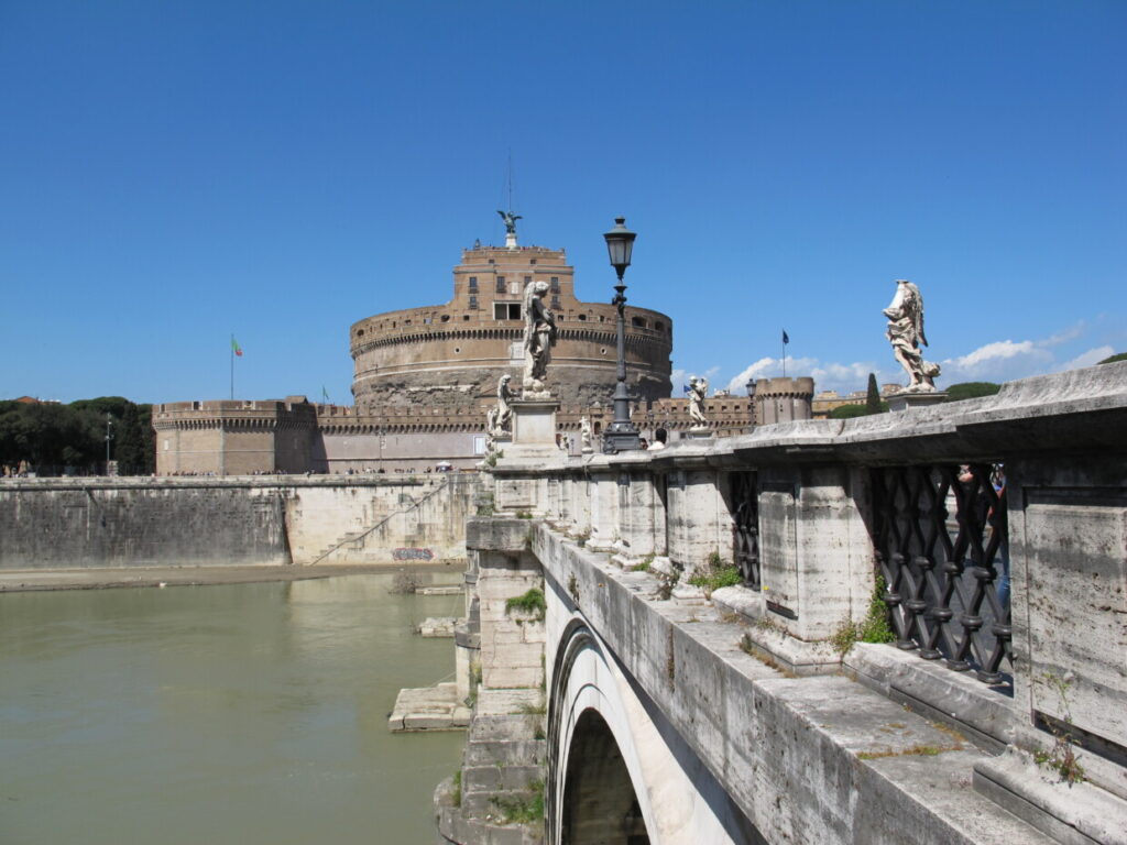 Ponte Sant'Angelo: a piedi sul Tevere verso Castel Sant'Angelo ...