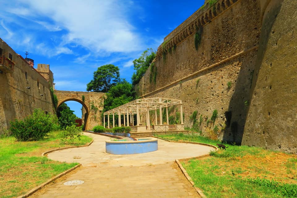 Visitare Crotone: una passeggiata tra vicoli e lungomare - MondoVagando