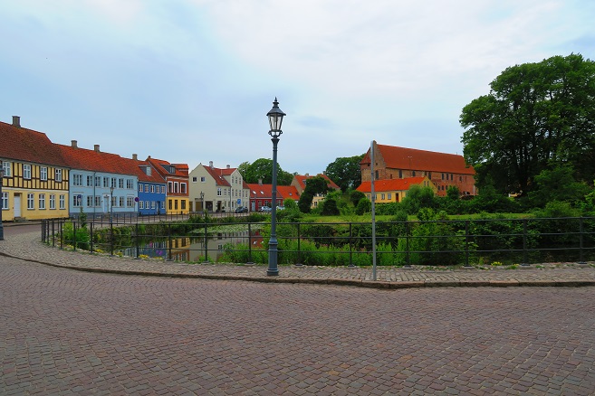 Visitare Nyborg: il castello riflesso nell'acqua ed il piccolo borgo ...